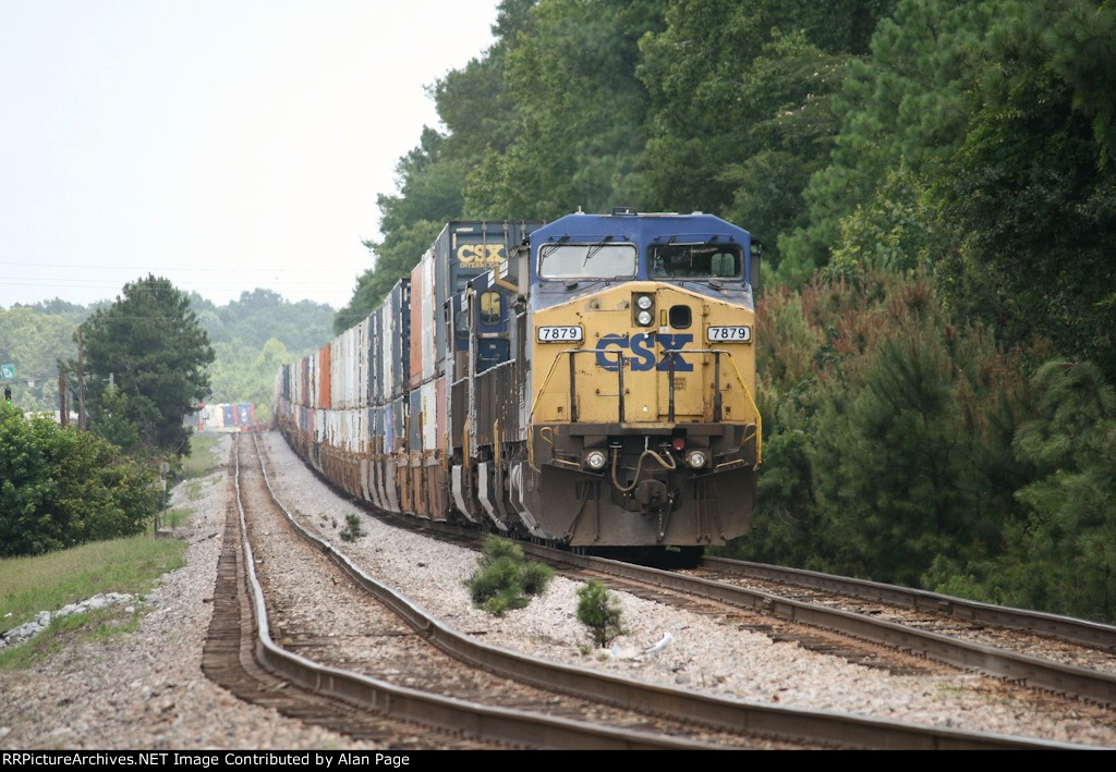CSX C40-8W’s 7879 waits for green